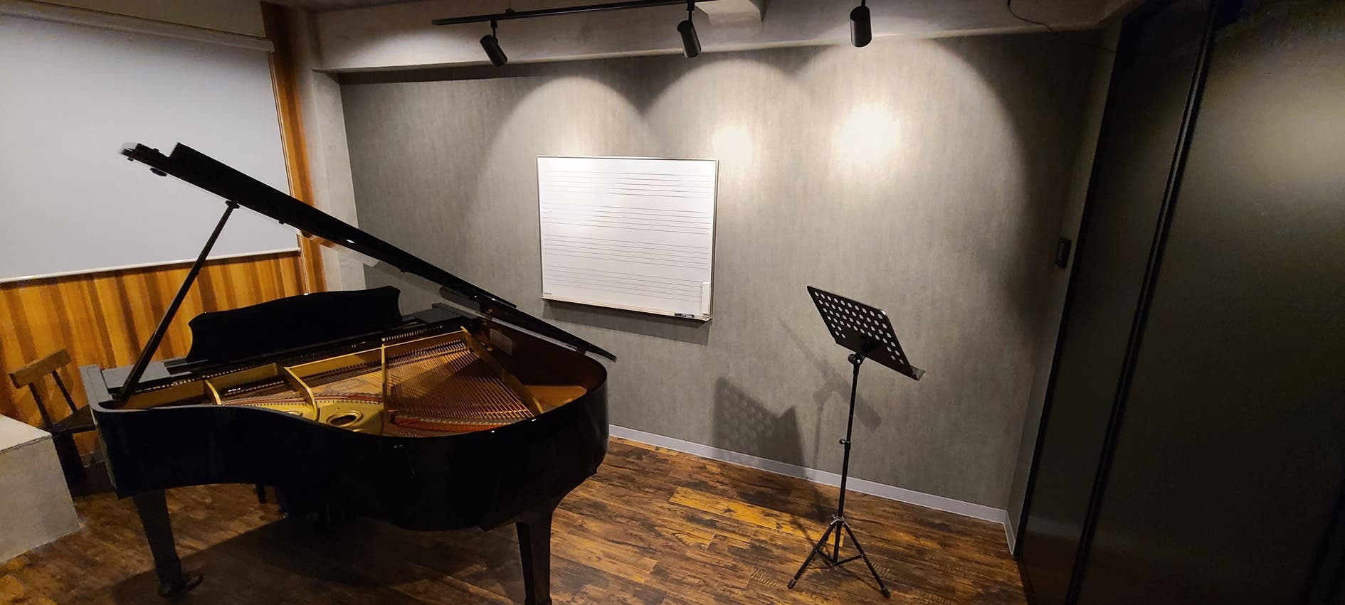 駅すぐ！カフェのようなおしゃれ空間で、気軽に楽しむピアノ時間の写真1