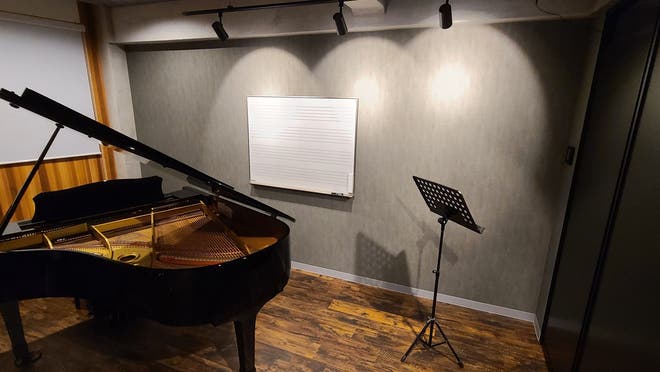 駅すぐ!カフェのようなおしゃれ空間で、気軽に楽しむピアノ時間の写真1