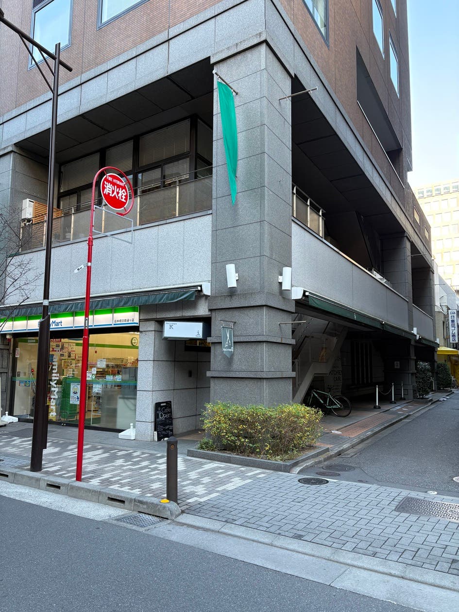 神田駅から3分！カウンターと吹き抜けがいい感じの、多用途スペースの写真18