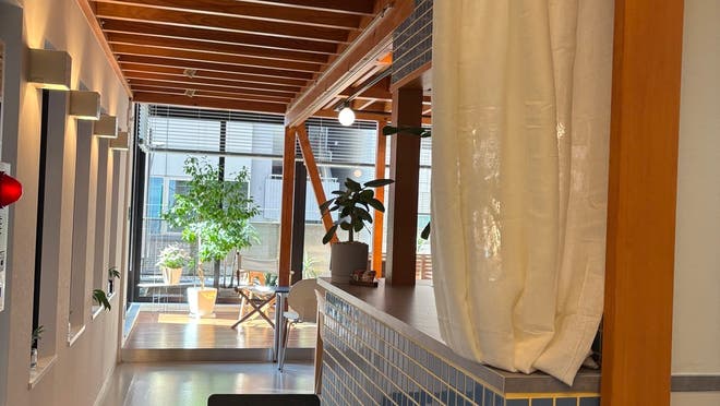 神田駅から3分!カウンターと吹き抜けがいい感じの、多用途スペースの写真21