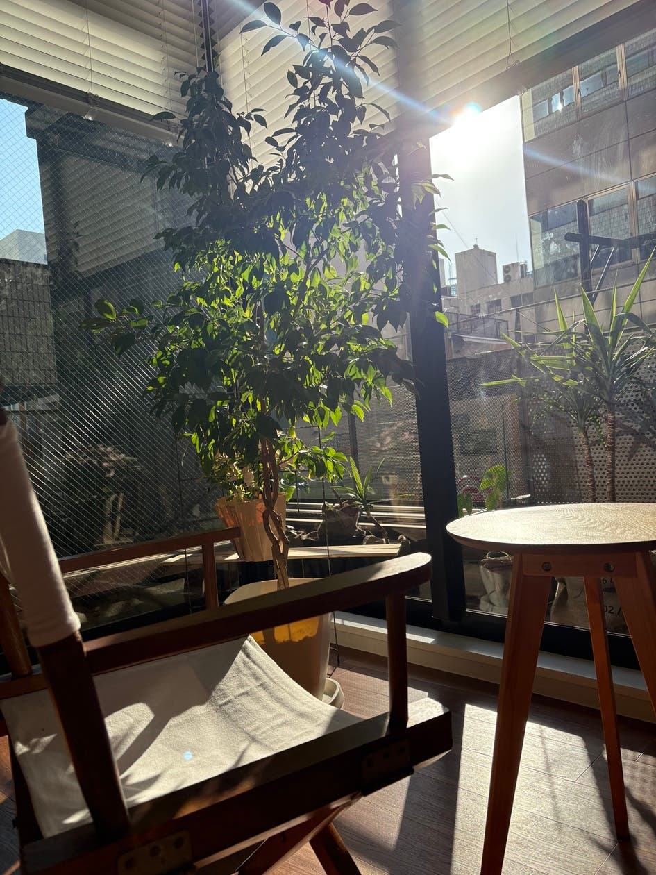 神田駅から3分！カウンターと吹き抜けがいい感じの、多用途スペースの写真4