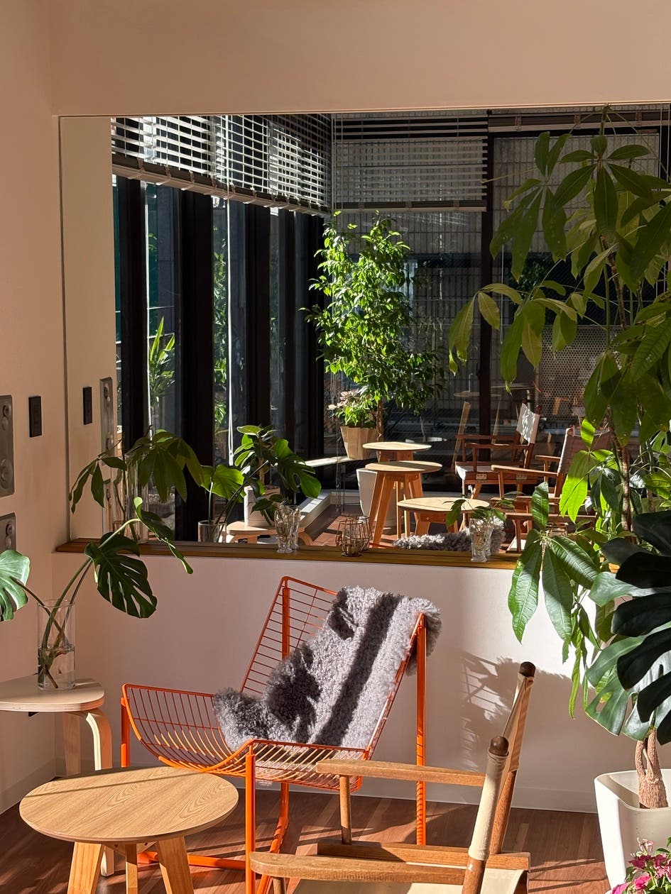 神田駅から3分！カウンターと吹き抜けがいい感じの、多用途スペースの写真5