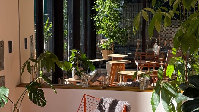 神田駅から3分!カウンターと吹き抜けがいい感じの、多用途スペースの写真5