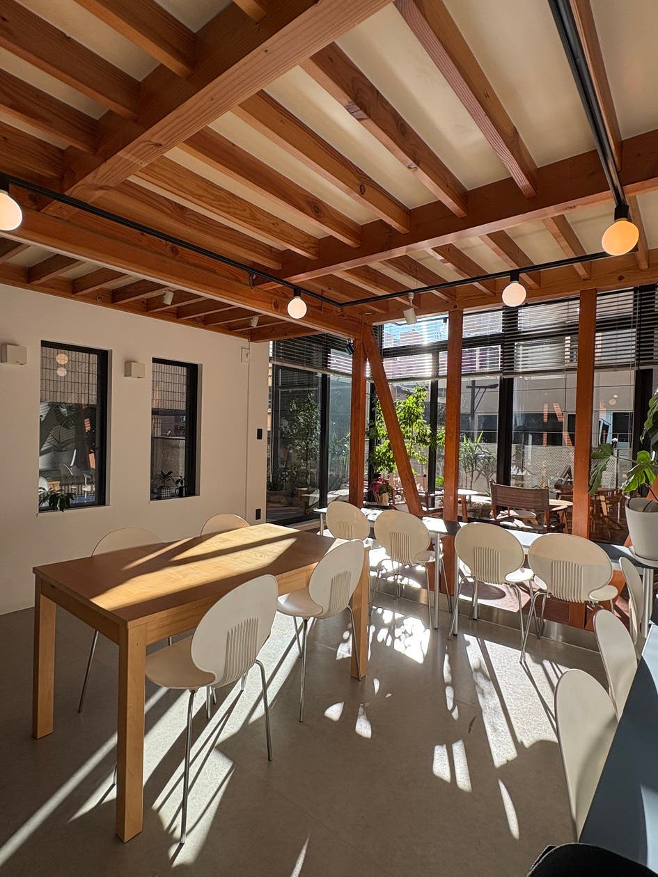 神田駅から3分！カウンターと吹き抜けがいい感じの、多用途スペースの写真7