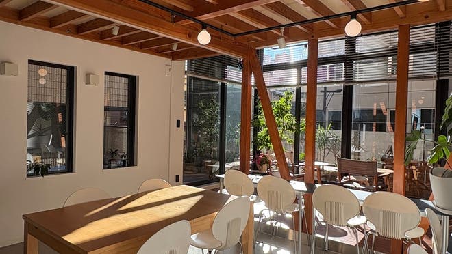 神田駅から3分!カウンターと吹き抜けがいい感じの、多用途スペースの写真7