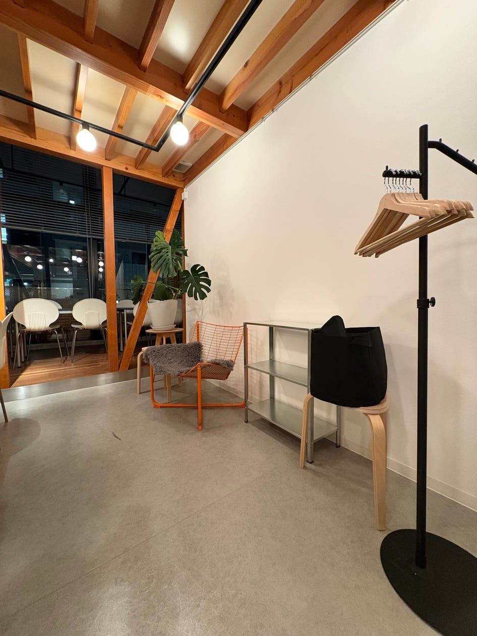 神田駅から3分！カウンターと吹き抜けがいい感じの、多用途スペースの写真15