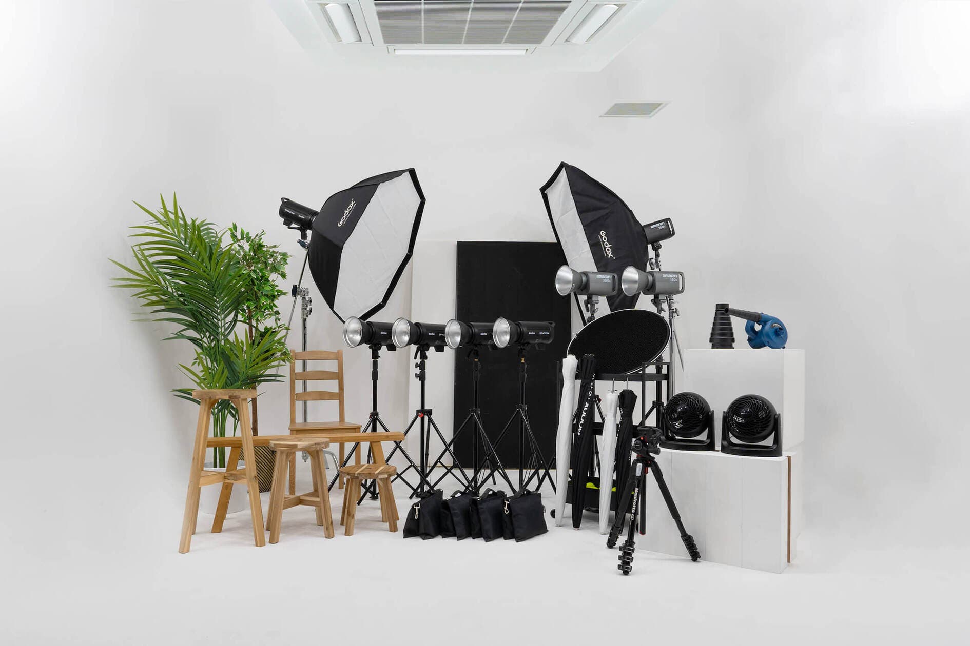 桜木町駅から徒歩11分｜白ホリと黒背景が使える無料機材が豊富に揃った格安レンタル撮影スタジオの写真2