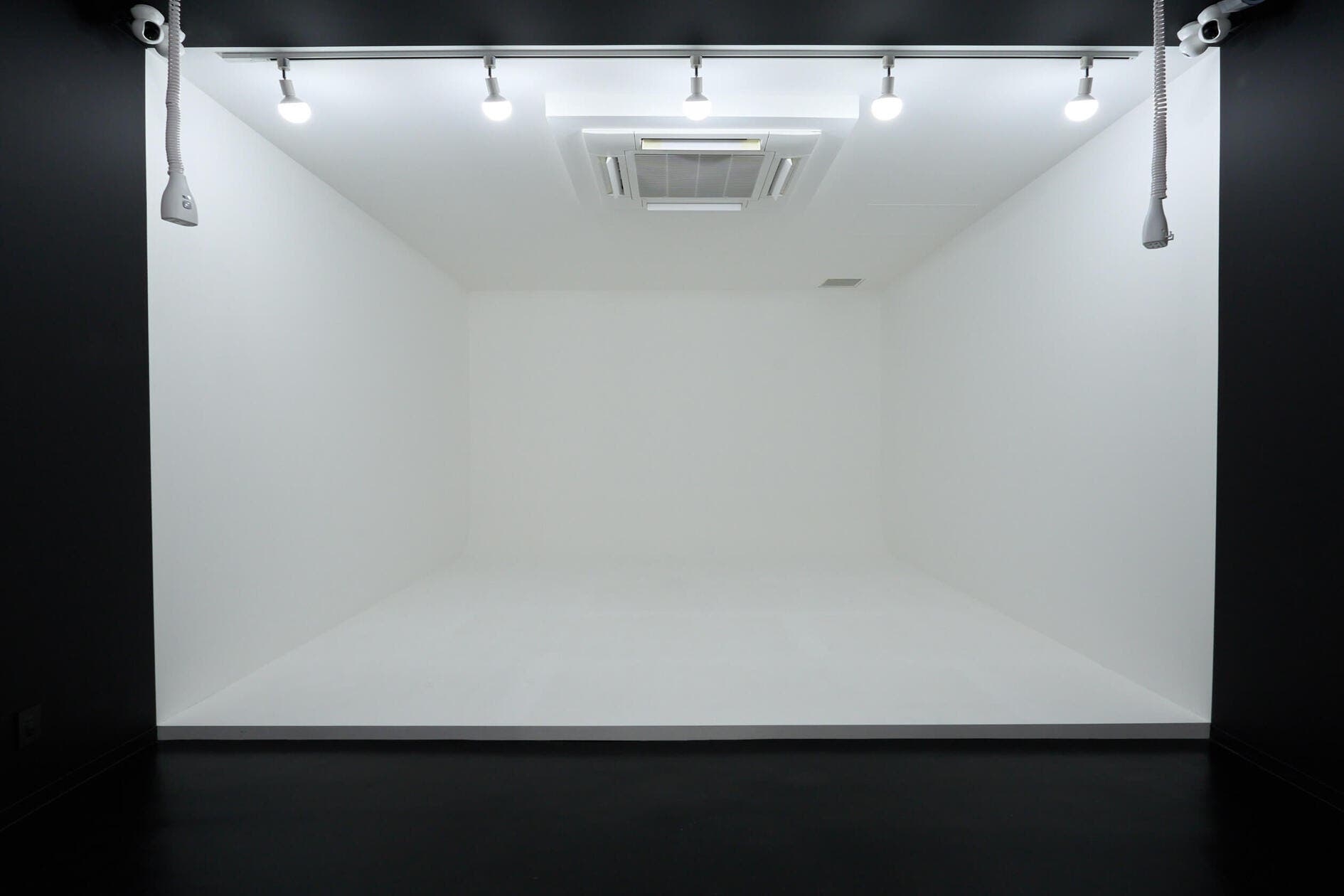 桜木町駅から徒歩11分｜白ホリと黒背景が使える無料機材が豊富に揃った格安レンタル撮影スタジオの写真1