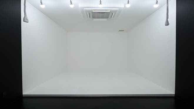 桜木町駅から徒歩11分|白ホリと黒背景が使える無料機材が豊富に揃った格安レンタル撮影スタジオの写真1