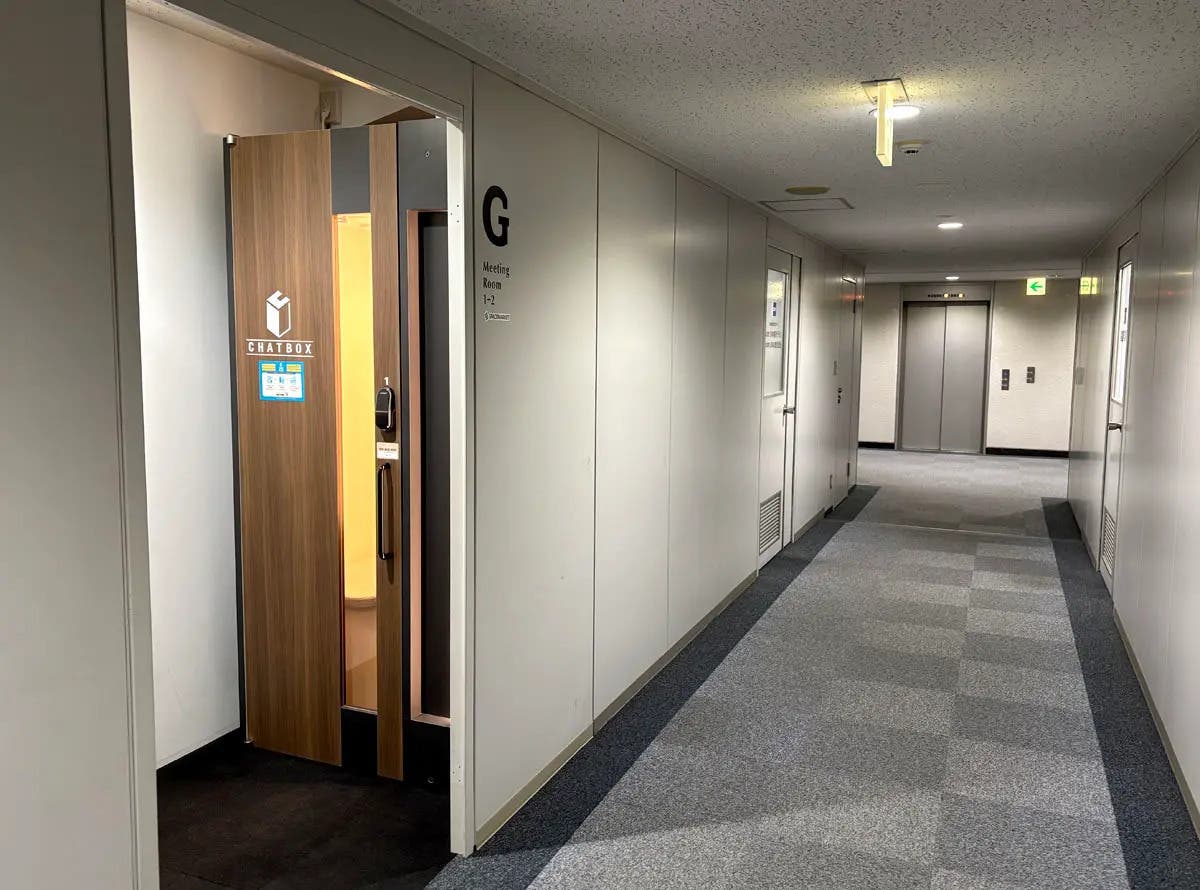 【CHATBOX 関内 LIST EAST BLD】2F No.1　Web会議・通話に最適/無料Wifi/電源ありの写真1