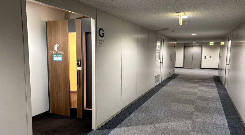 【CHATBOX 関内 LIST EAST BLD】2F No.1　Web会議・通話に最適/無料Wifi/電源あり