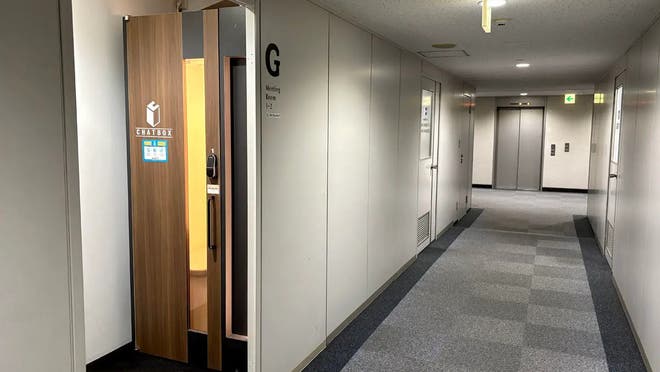 【CHATBOX 関内 LIST EAST BLD】2F No.1 Web会議・通話に最適/無料Wifi/電源ありの写真1