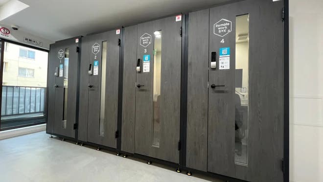 【CHATBOX 西新宿Aビル】No.3 Web会議・通話に最適/無料Wifi/電源ありの写真1