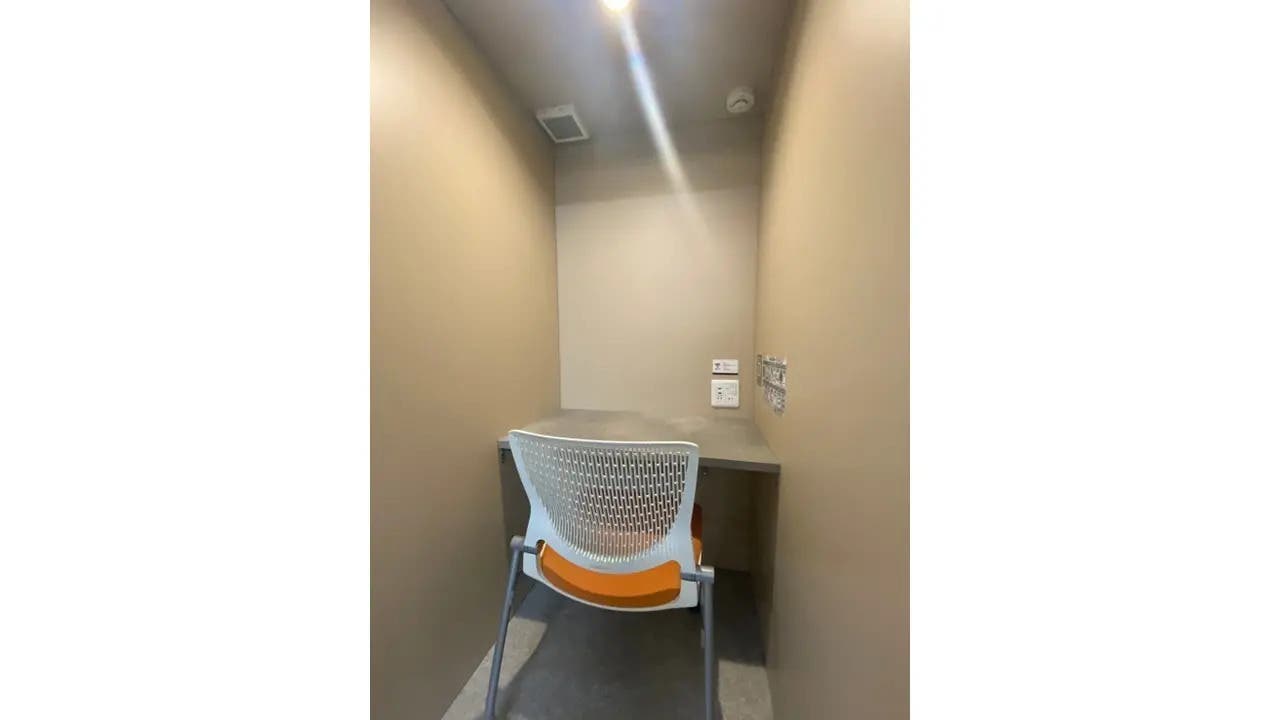 【CHATBOX 八王子8Beat】No.1　Web会議・通話に最適/無料Wifi/電源ありの写真2