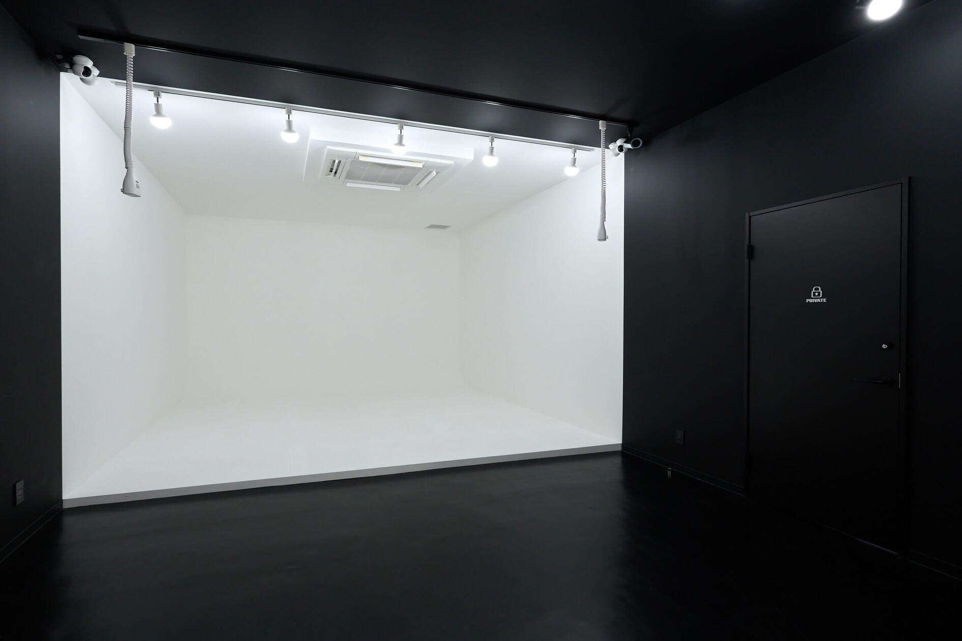 桜木町駅から徒歩11分｜白ホリと黒背景が使える無料機材が豊富に揃った格安レンタル撮影スタジオの写真4