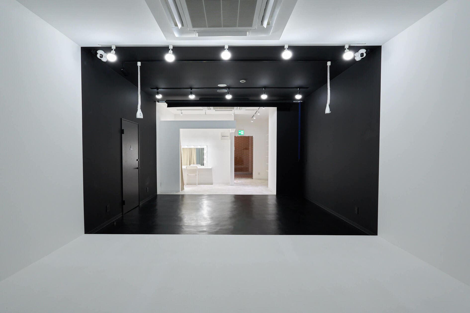 桜木町駅から徒歩11分｜白ホリと黒背景が使える無料機材が豊富に揃った格安レンタル撮影スタジオの写真5