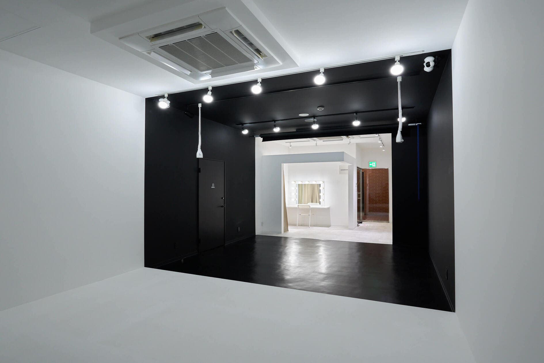 桜木町駅から徒歩11分｜白ホリと黒背景が使える無料機材が豊富に揃った格安レンタル撮影スタジオの写真6