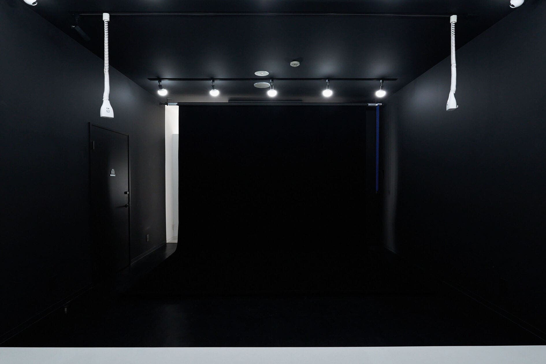 桜木町駅から徒歩11分｜白ホリと黒背景が使える無料機材が豊富に揃った格安レンタル撮影スタジオの写真8