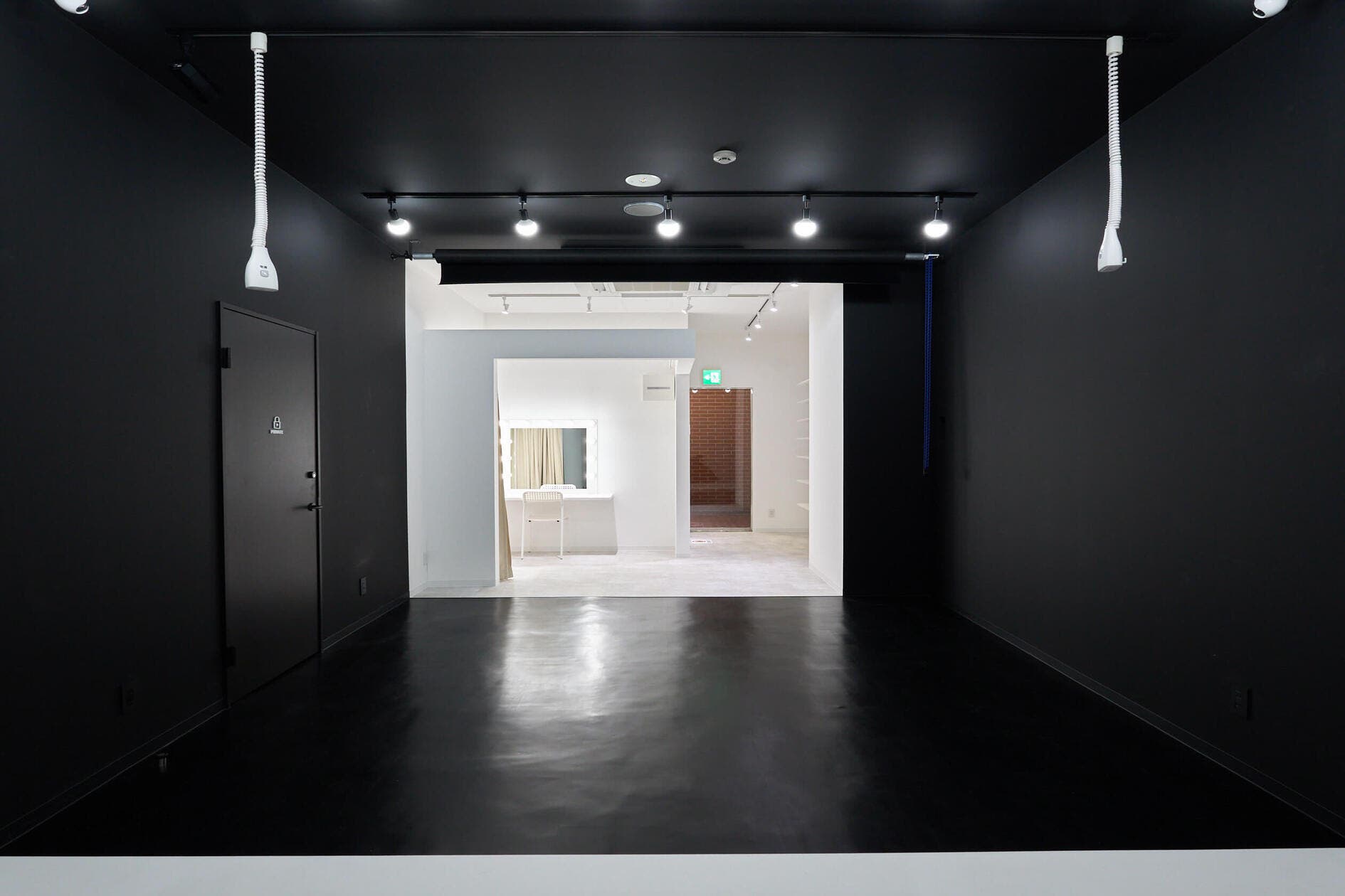 桜木町駅から徒歩11分｜白ホリと黒背景が使える無料機材が豊富に揃った格安レンタル撮影スタジオの写真9