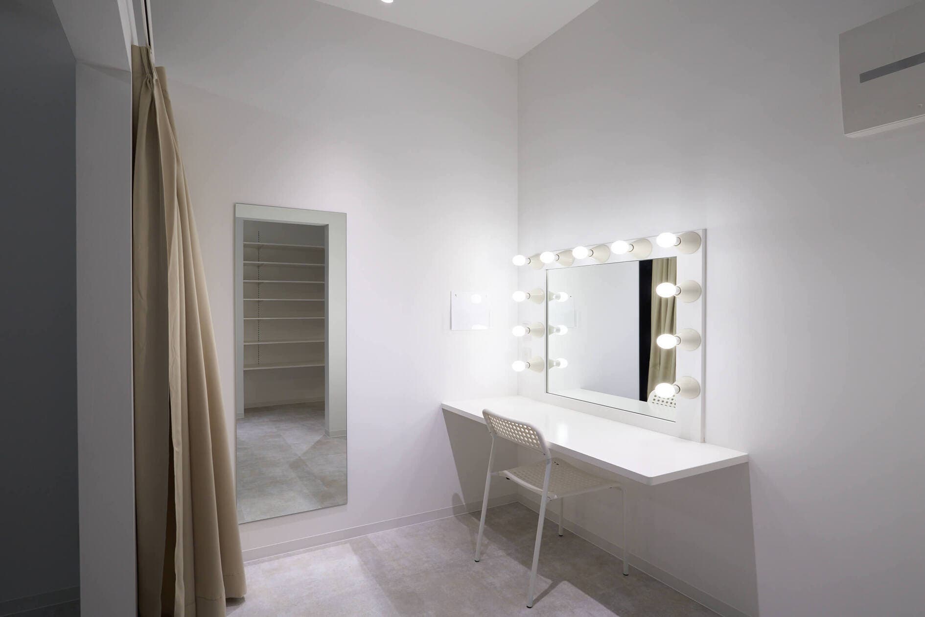 桜木町駅から徒歩11分｜白ホリと黒背景が使える無料機材が豊富に揃った格安レンタル撮影スタジオの写真15