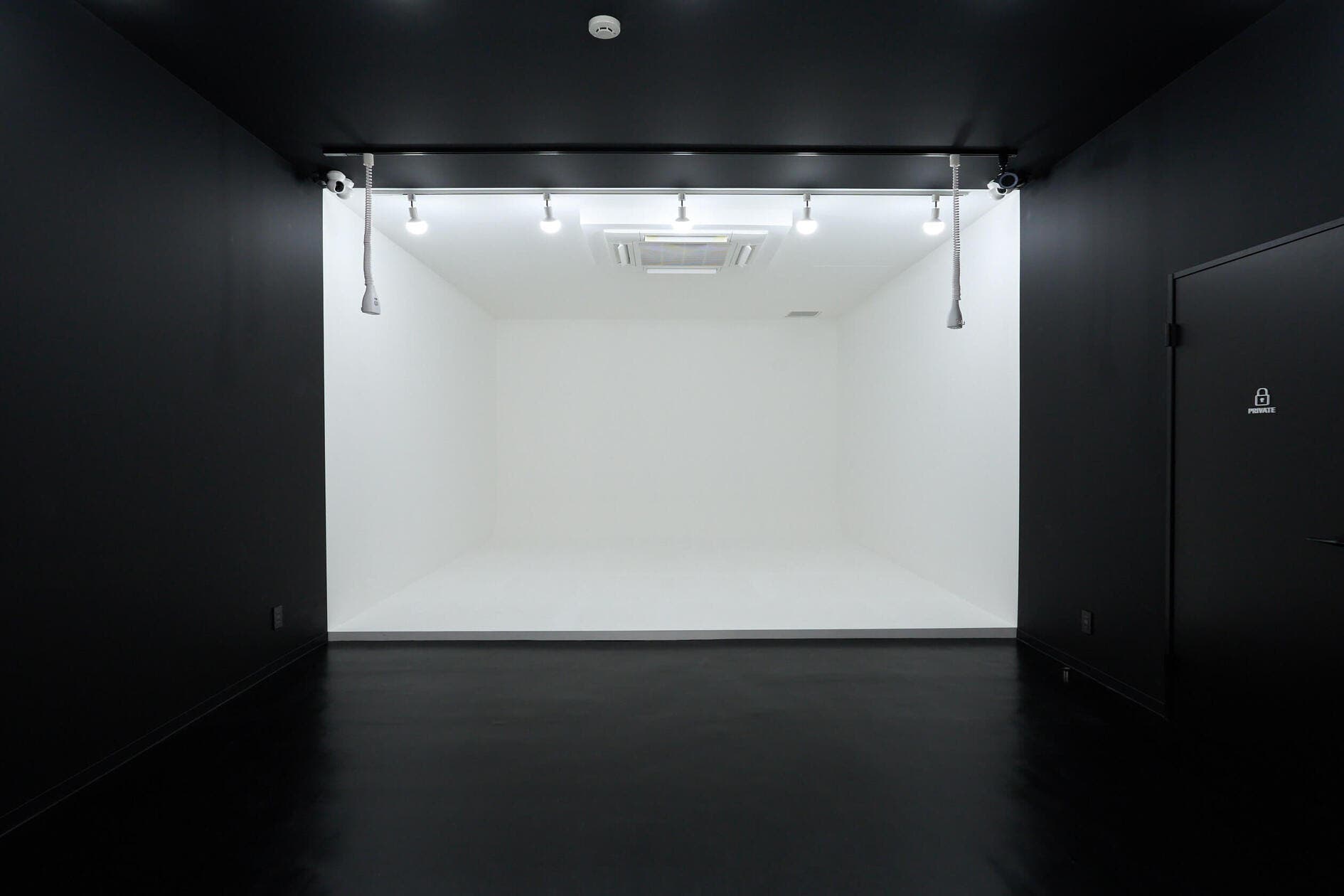 桜木町駅から徒歩11分｜白ホリと黒背景が使える無料機材が豊富に揃った格安レンタル撮影スタジオの写真17