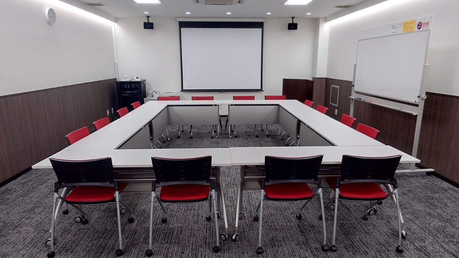 併設の控室も利用可能！レンタルスペース＆大会議室【大阪駅・梅田駅各線より徒歩3分～5分の好立地♪】の写真2