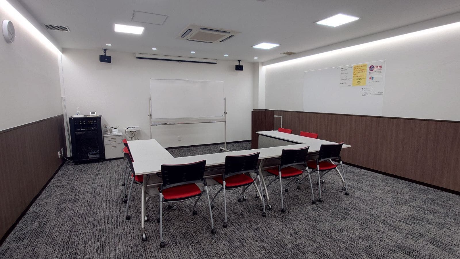 併設の控室も利用可能！レンタルスペース＆大会議室【大阪駅・梅田駅各線より徒歩3分～5分の好立地♪】の写真3