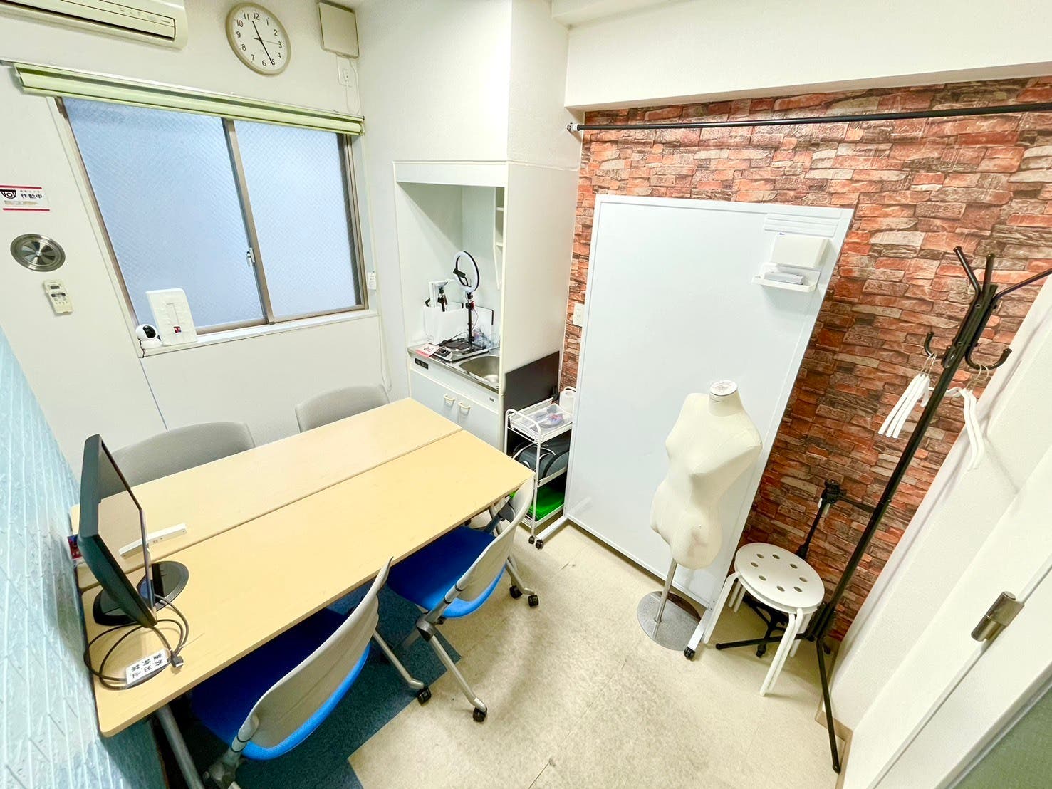 ＜写話室下北沢＞【リニューアル✨】下北沢駅徒歩3分🚃完全個室✨Wi-Fi📶プロジェクタ🎥背景布/三脚/フラットライトの写真3