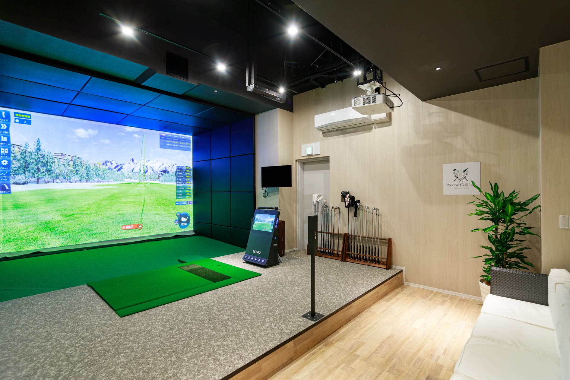完全個室で40平米、高さ4.3mのゆったりとした空間で、傾斜プレート付きSDRを使って実践的なゴルフ練習が可能。ソファ設置の写真1