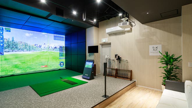 完全個室で40平米、高さ4.3mのゆったりとした空間で、傾斜プレート付きSDRを使って実践的なゴルフ練習が可能。ソファ設置の写真1