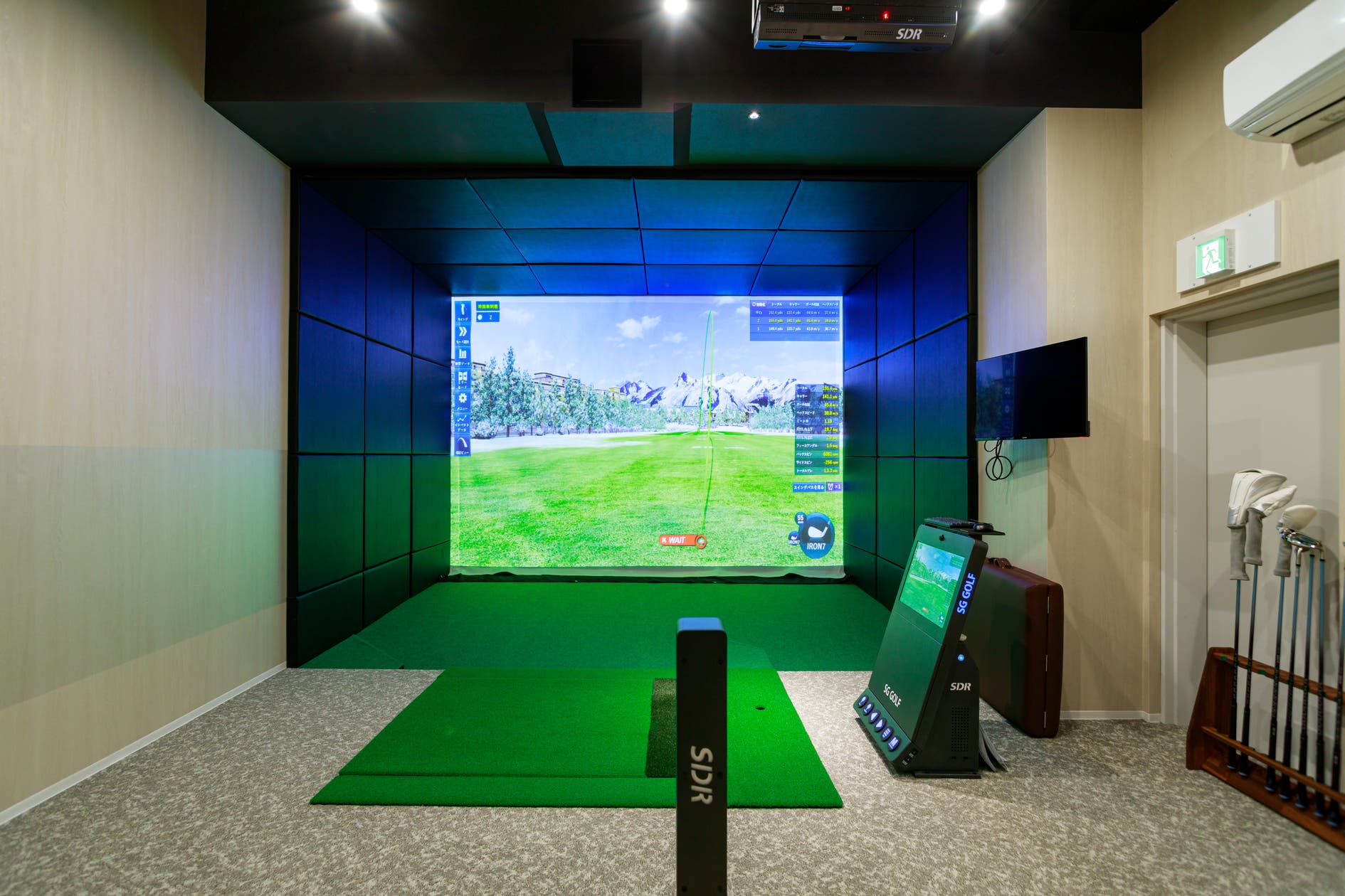 完全個室で40平米、高さ4.3mのゆったりとした空間で、傾斜プレート付きSDRを使って実践的なゴルフ練習が可能。ソファ設置の写真2