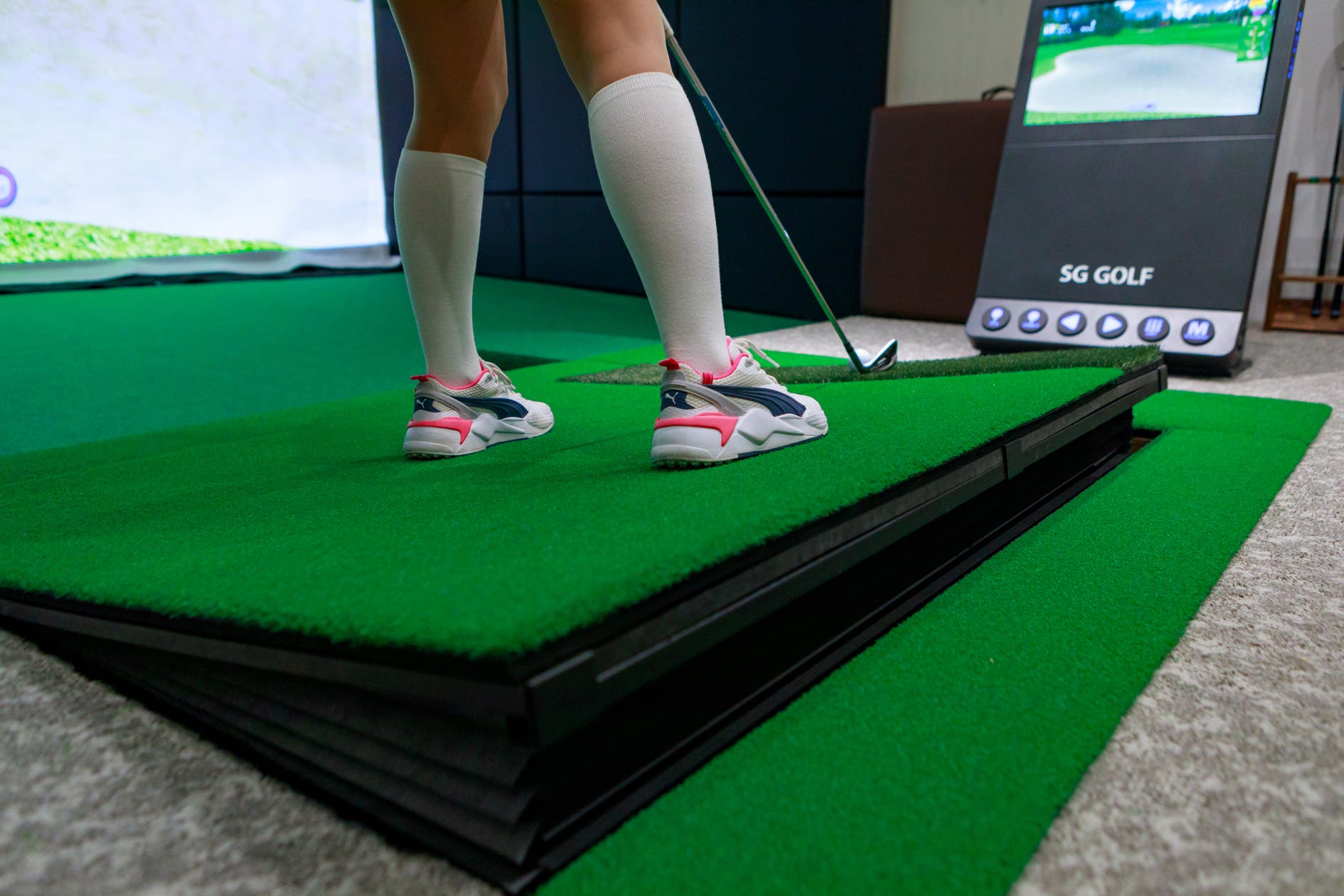 完全個室で40平米、高さ4.3mのゆったりとした空間で、傾斜プレート付きSDRを使って実践的なゴルフ練習が可能。ソファ設置の写真3