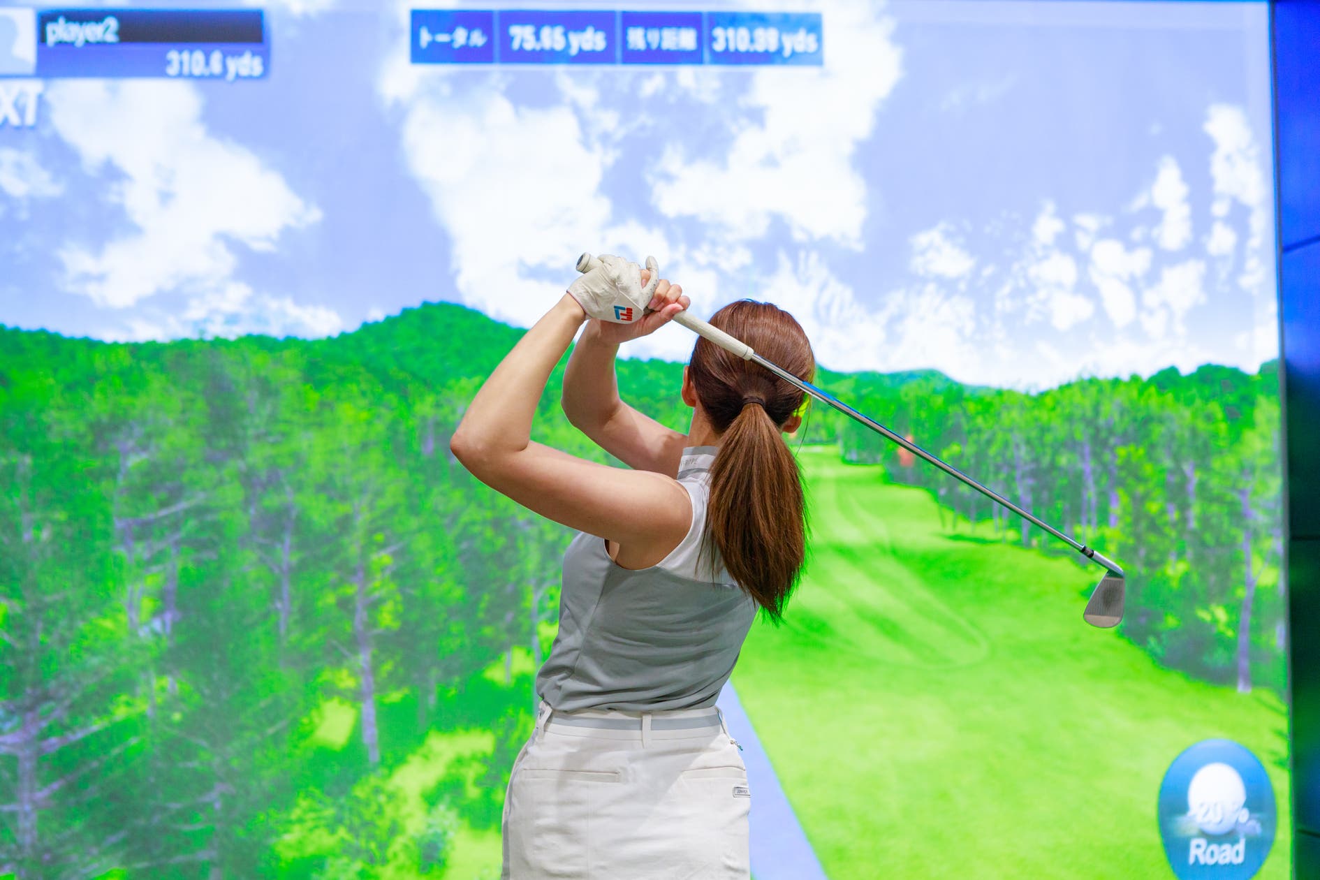 完全個室で40平米、高さ4.3mのゆったりとした空間で、傾斜プレート付きSDRを使って実践的なゴルフ練習が可能。ソファ設置の写真4