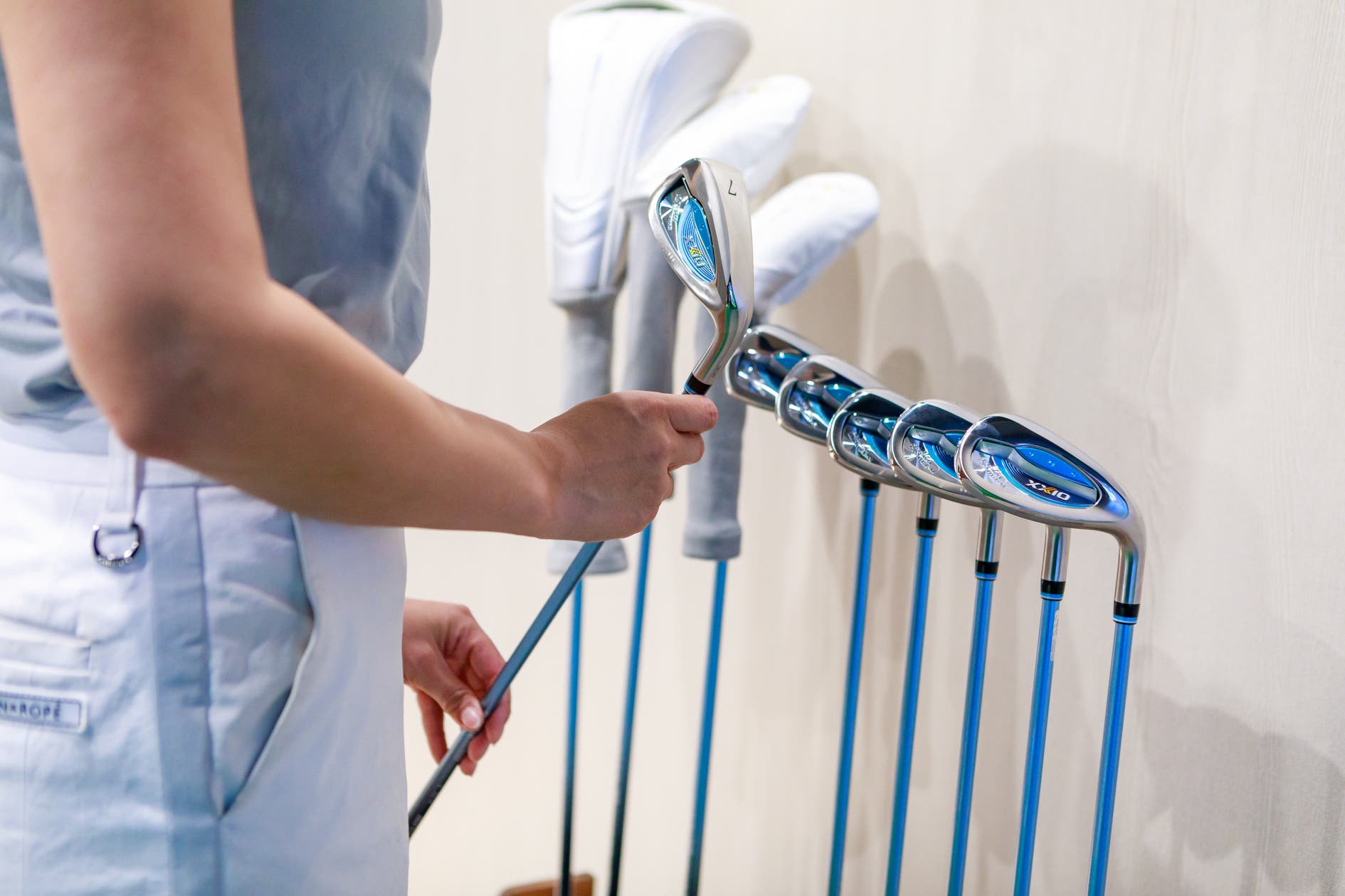 完全個室で40平米、高さ4.3mのゆったりとした空間で、傾斜プレート付きSDRを使って実践的なゴルフ練習が可能。ソファ設置の写真5