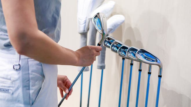 完全個室で40平米、高さ4.3mのゆったりとした空間で、傾斜プレート付きSDRを使って実践的なゴルフ練習が可能。ソファ設置の写真5