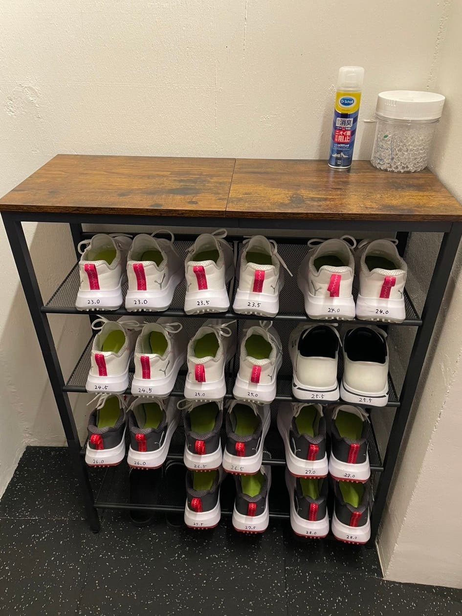 完全個室で40平米、高さ4.3mのゆったりとした空間で、傾斜プレート付きSDRを使って実践的なゴルフ練習が可能。ソファ設置の写真6