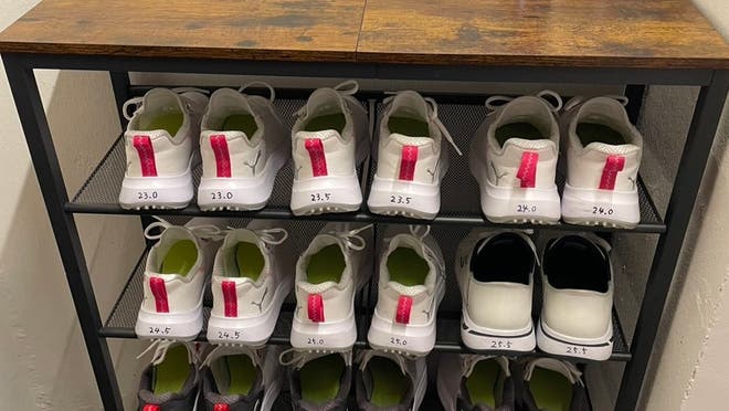 完全個室で40平米、高さ4.3mのゆったりとした空間で、傾斜プレート付きSDRを使って実践的なゴルフ練習が可能。ソファ設置の写真6