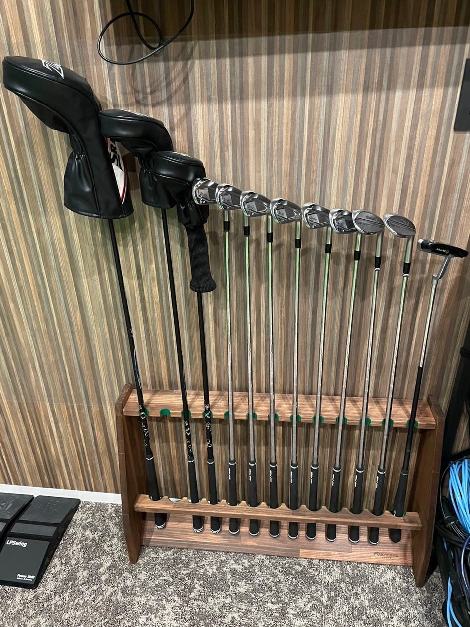 完全個室で40平米、高さ4.3mのゆったりとした空間で、最新鋭の弾道計測器トラックマン4を使ってAI分析ゴルフ練習。ソファ設置の写真12