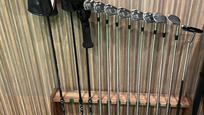 完全個室で40平米、高さ4.3mのゆったりとした空間で、最新鋭の弾道計測器トラックマン4を使ってAI分析ゴルフ練習。ソファ設置の写真12