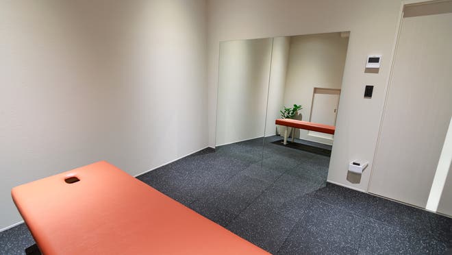 新宿御苑前徒歩7分のジムスペース。完全個室、高級ベッド、大型鏡設置。ゆったりと施術等が可能ですの写真1