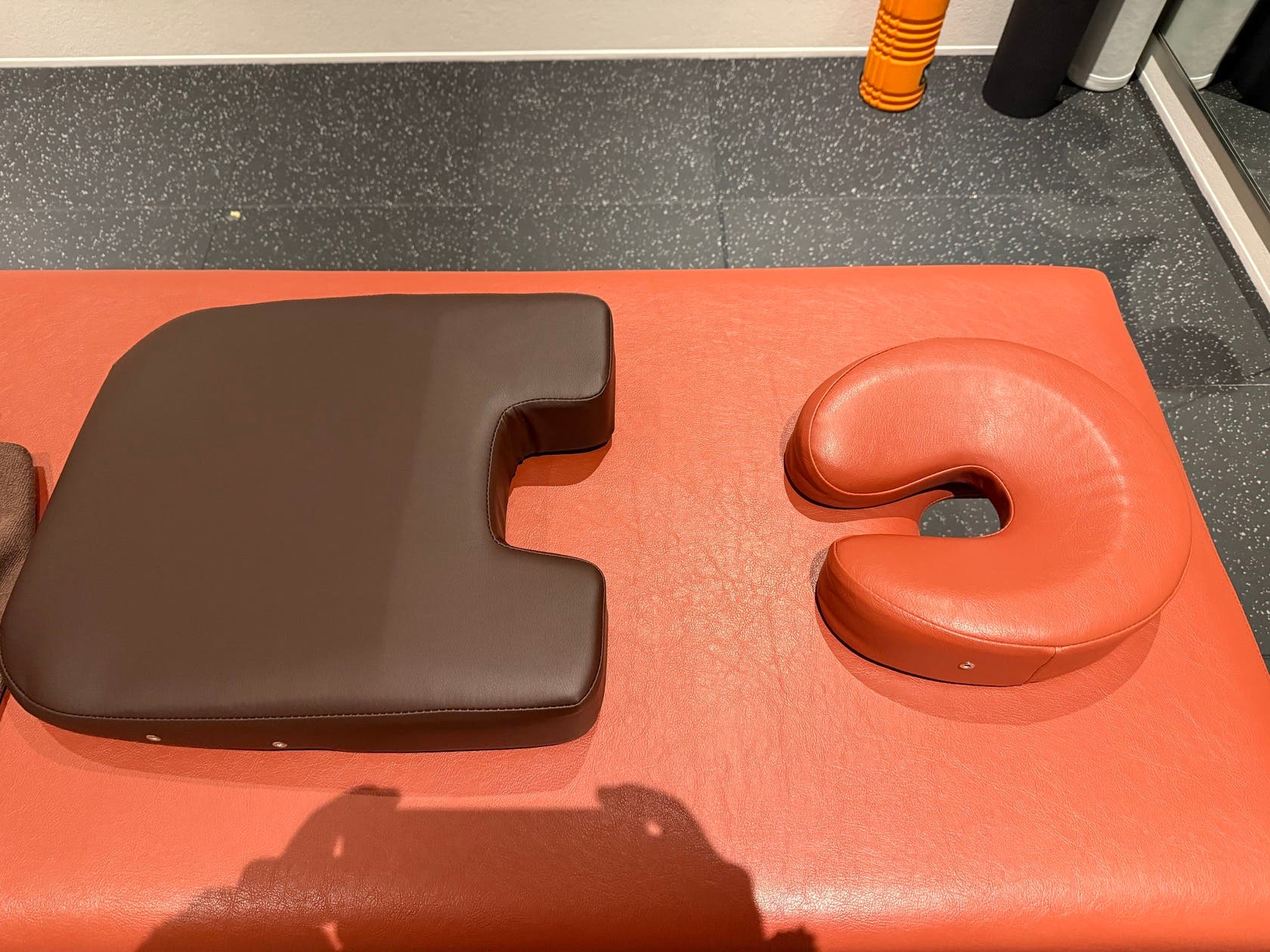 新宿御苑前徒歩７分のジムスペース。完全個室、高級ベッド、大型鏡設置。ゆったりと施術等が可能ですの写真2