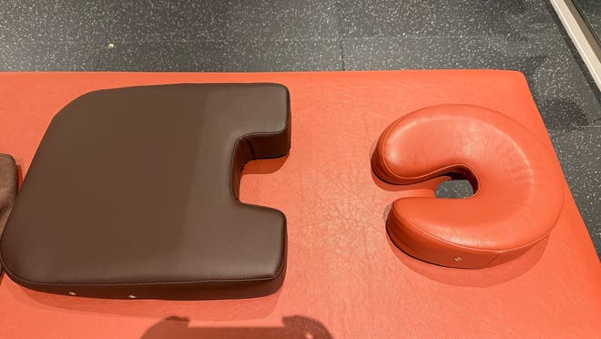 新宿御苑前徒歩7分のジムスペース。完全個室、高級ベッド、大型鏡設置。ゆったりと施術等が可能ですの写真2