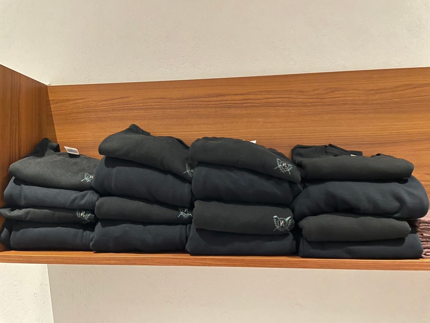 新宿御苑前徒歩７分のジムスペース。完全個室、高級ベッド、大型鏡設置。ゆったりと施術等が可能ですの写真3