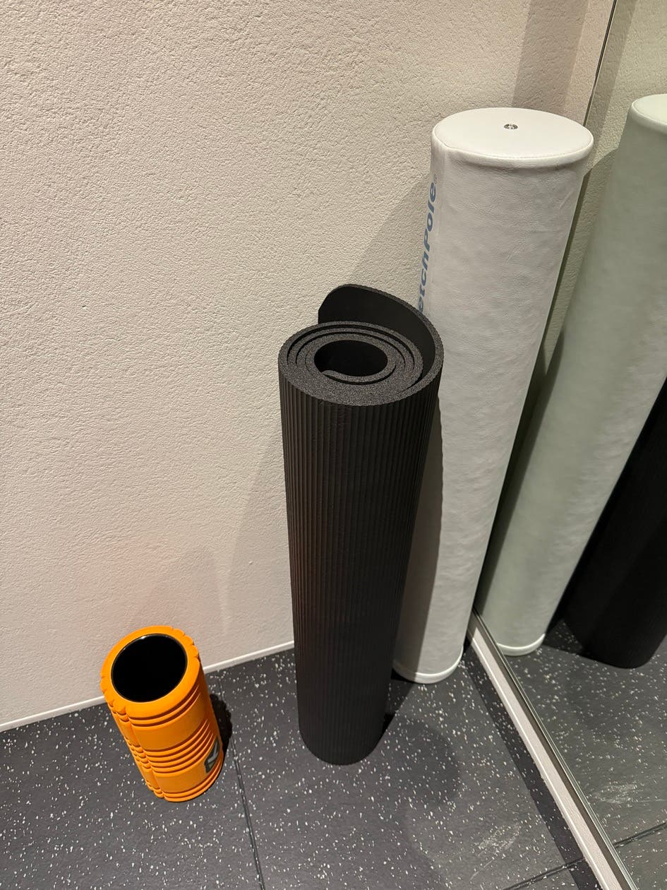 新宿御苑前徒歩７分のジムスペース。完全個室、高級ベッド、大型鏡設置。ゆったりと施術等が可能ですの写真4