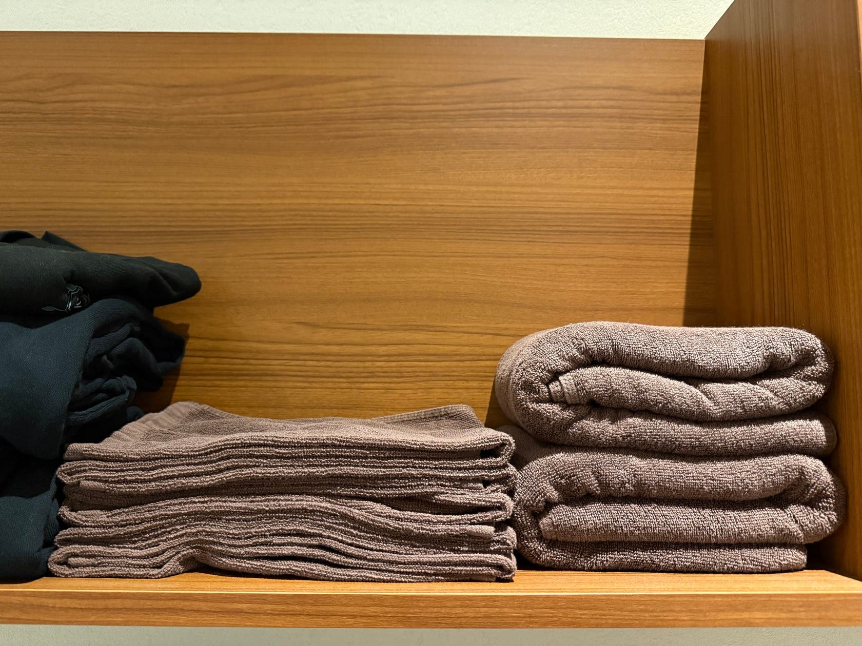 新宿御苑前徒歩７分のジムスペース。完全個室、高級ベッド、大型鏡設置。ゆったりと施術等が可能ですの写真5