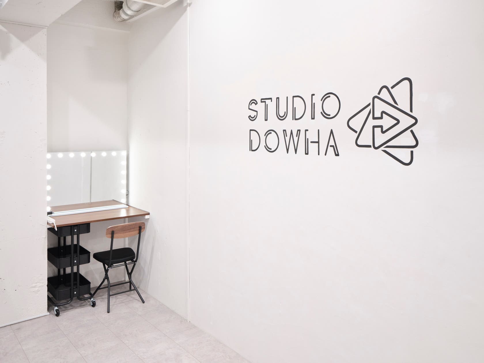 明治神宮前出口より徒歩２分の撮影スタジオ・壁面鏡張りのため、ダンススタジオとしても利用可能の写真3