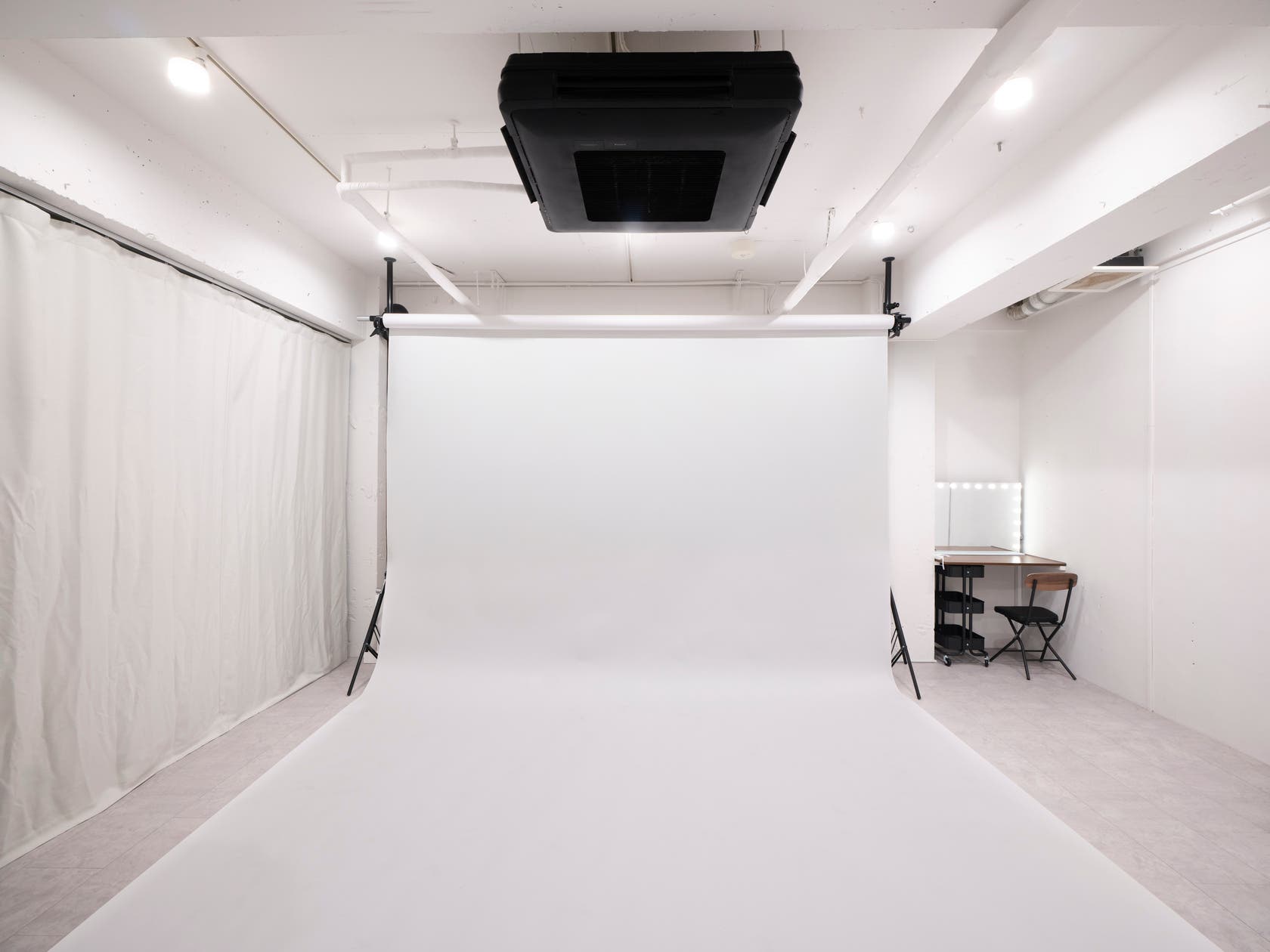 明治神宮前出口より徒歩２分の撮影スタジオ・壁面鏡張りのため、ダンススタジオとしても利用可能の写真1