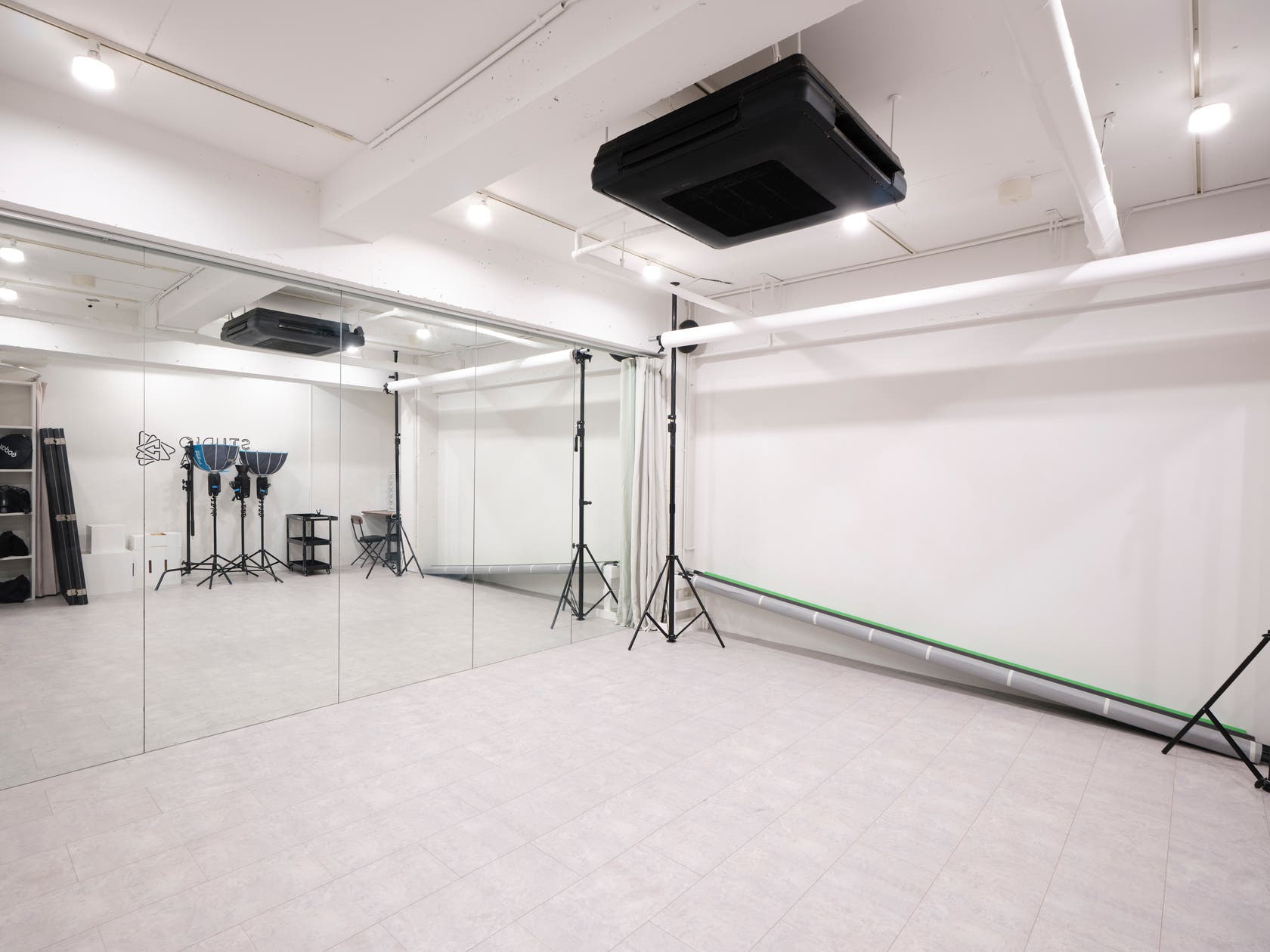 明治神宮前出口より徒歩２分の撮影スタジオ・壁面鏡張りのため、ダンススタジオとしても利用可能の写真2