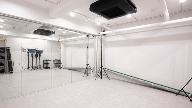 明治神宮前出口より徒歩2分の撮影スタジオ・壁面鏡張りのため、ダンススタジオとしても利用可能の写真2