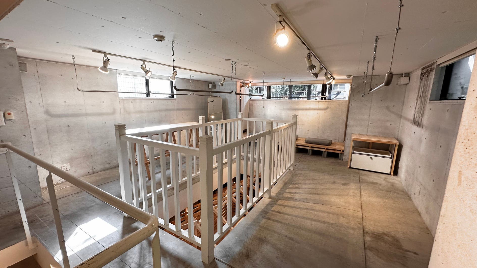 表参道駅徒歩7分、1階にはカフェ併設の自由空間の写真1